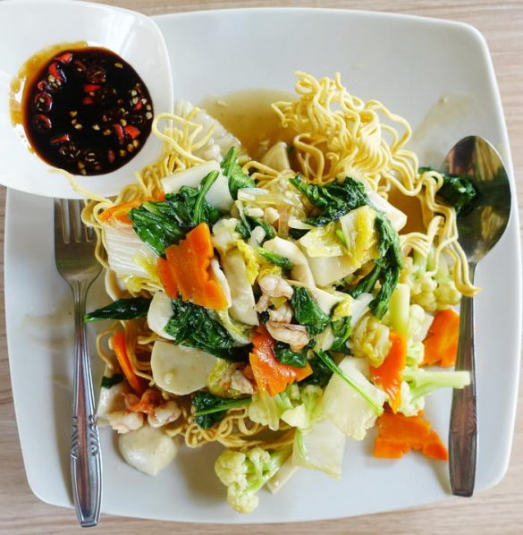 Crispy Fried Egg Noodles with Cap Cay in Oyster Sauce | Chef Reader