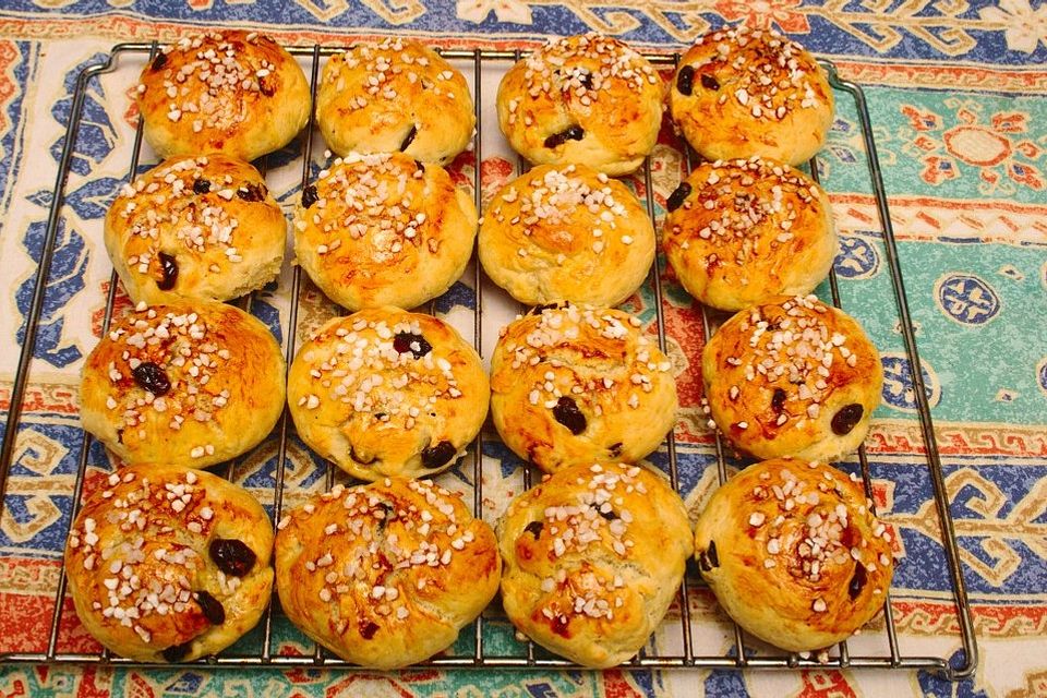 Swedish Bullar - sweet rolls with spelt flour and cranberries | Chef Reader