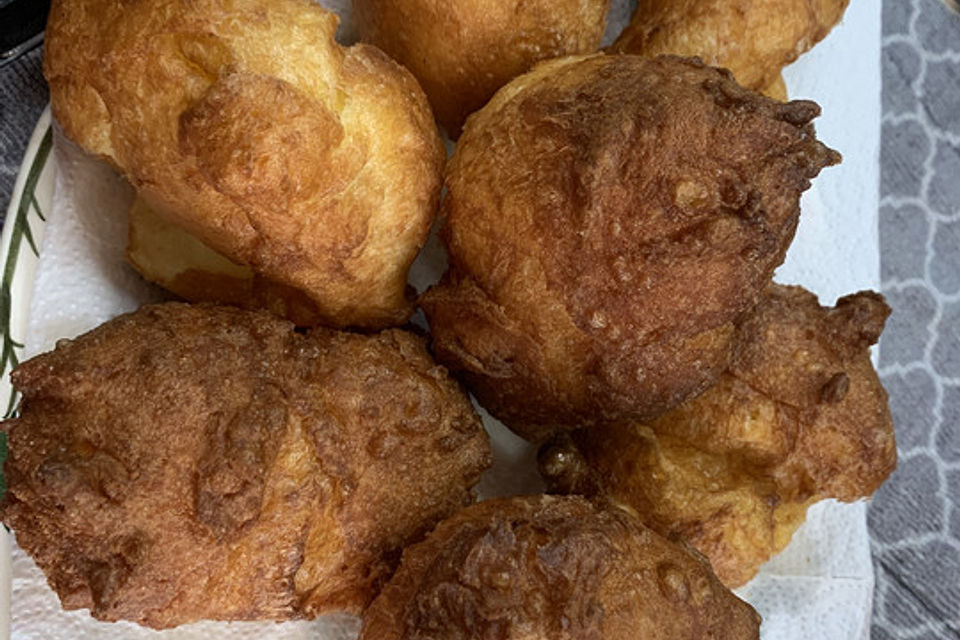 Swabian nun's farts in cinnamon sugar with vanilla ice cream | Chef Reader