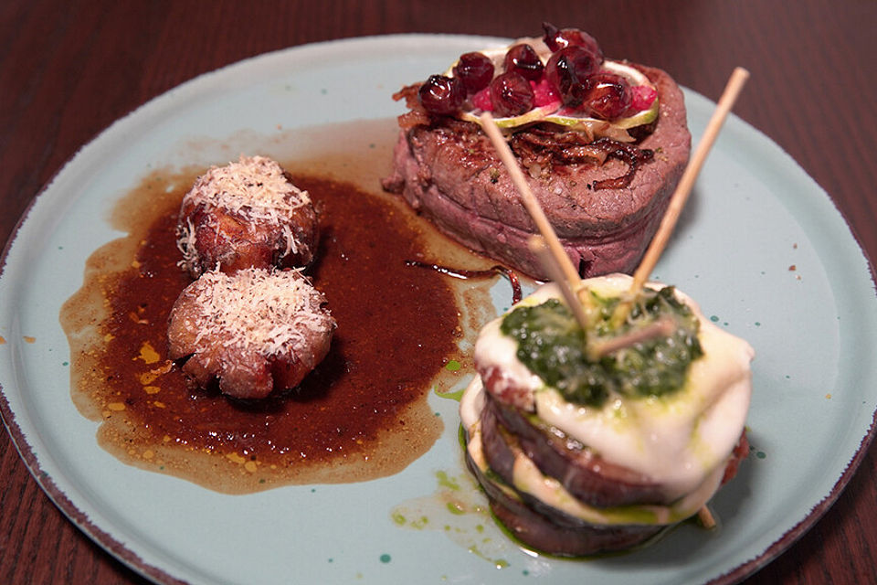 French beef fillet with fried and gratinated potatoes on red wine jus ...