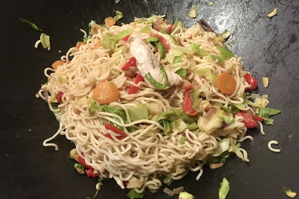 Asian pointed cabbage pan with chicken, vegetables and mie noodles ...