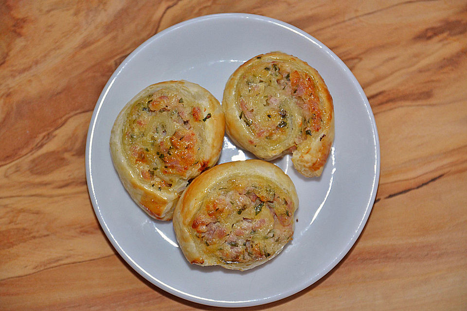 Puff pastry rolls with ham and cheese | Chef Reader