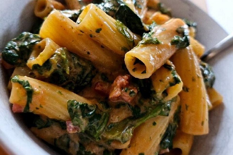 Penne with creamy tomato, spinach and bacon sauce | Chef Reader
